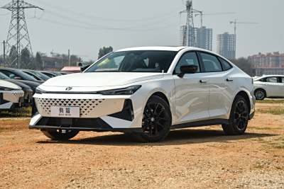 「长安UNI-V」2024款 1.5T 尊享型图片-内饰外观空间官方图-有驾