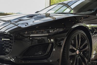 「捷豹F-TYPE」2023款 P300 硬顶版 R-DYNAMIC BLACK图片-内饰外观空间官方图-有驾