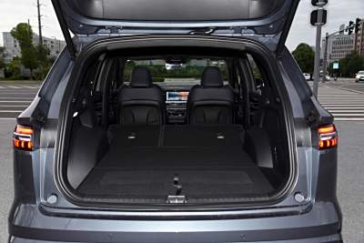 「星越L」2024款 2.0TD 高功自动两驱天际版空间图片-颜色大全-有驾