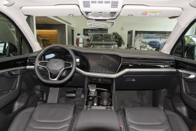 「途锐」2023款 3.0TSI 锐享版 曜黑运动套装内饰图片-颜色大全-有驾