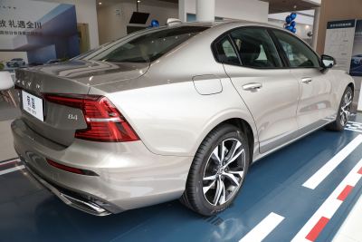 「沃尔沃S60」2022款 B4 智远运动版图片-内饰外观空间官方图-有驾