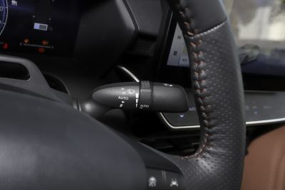 「凯美瑞」2024款 双擎 2.0HG 尊贵版内饰图片-颜色大全-有驾